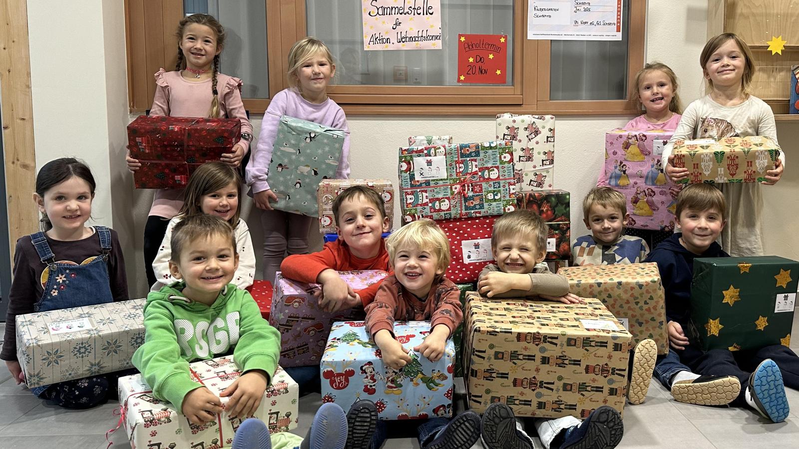 Kinder des Kinderhauses Maria Königin packen für den guten Zweck ...
