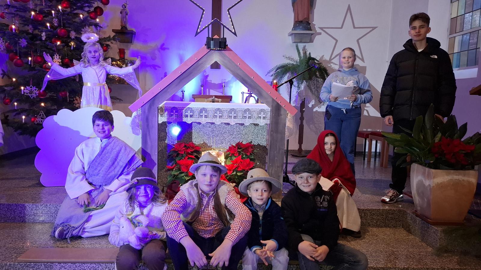 Kinderkrippenspiel „Engel, du bist zu spät“ in der Filialkirche Seugast ...