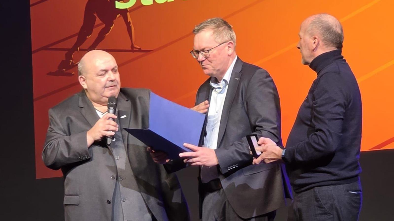 BLSV-Verdienstplakette in Gold für Oberbürgermeister Michael Cerny ...