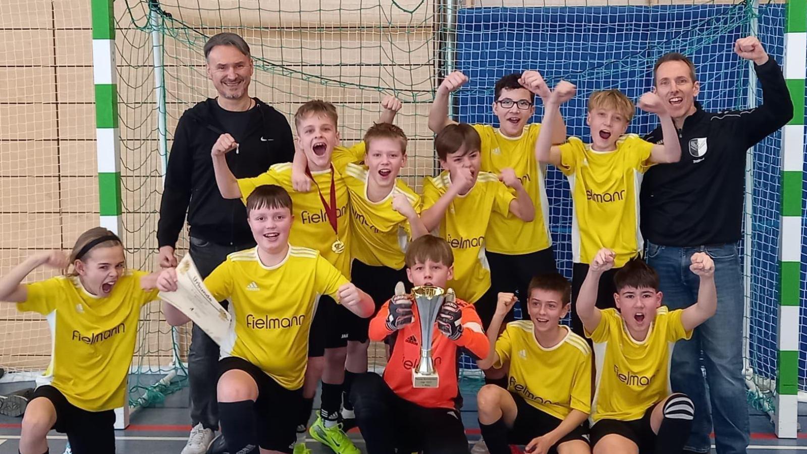 D-Junioren der DJK Neustadt/WN stemmen auch Toyota-Cup 2025 in die Höhe ...