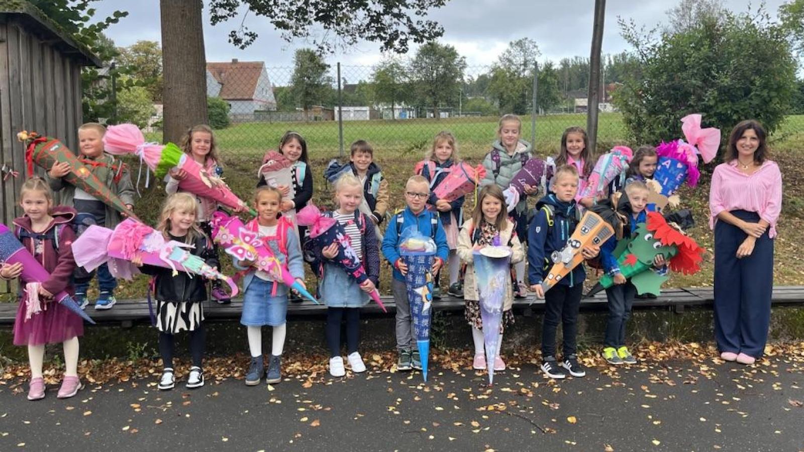 Schulstart für 17 Schulanfänger an Grundschule Pechbrunn ...