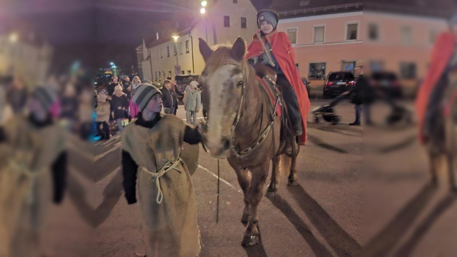 Lichter, Lieder und Nächstenliebe – Martinszug der Kita St. Elisabeth ...